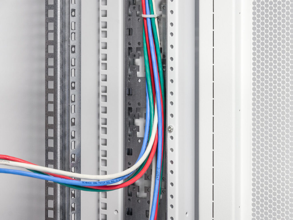 Vertical cable management system - TRITON